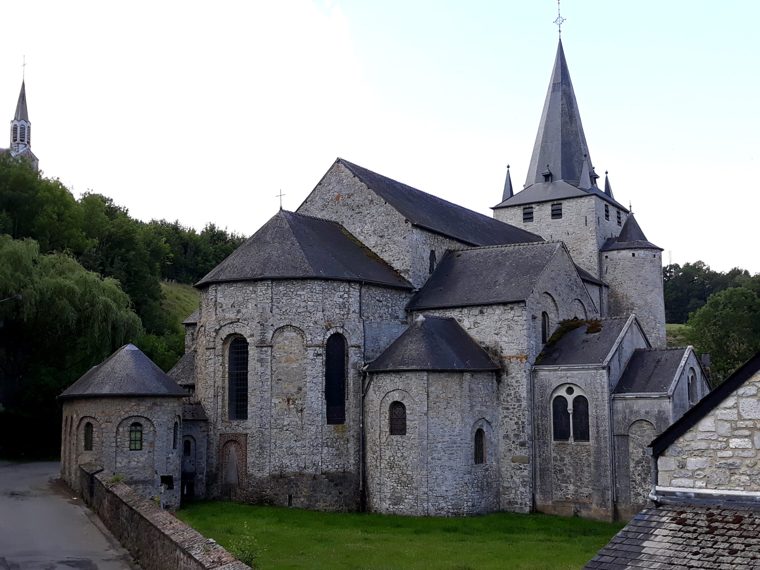 Celles, village chef d'œuvre d'art Roman - Plus Beaux Villages de Wallonie